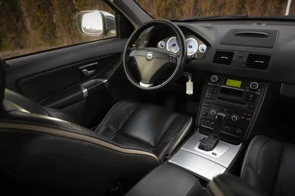Melns Volvo XC90 2011 Jelgava, ar dzinēja tilpumu 2.40 L un nobraukumu 316 tūkst. km par 10400 €, foto 9 vietnē AUTOMOTO.COM.LV