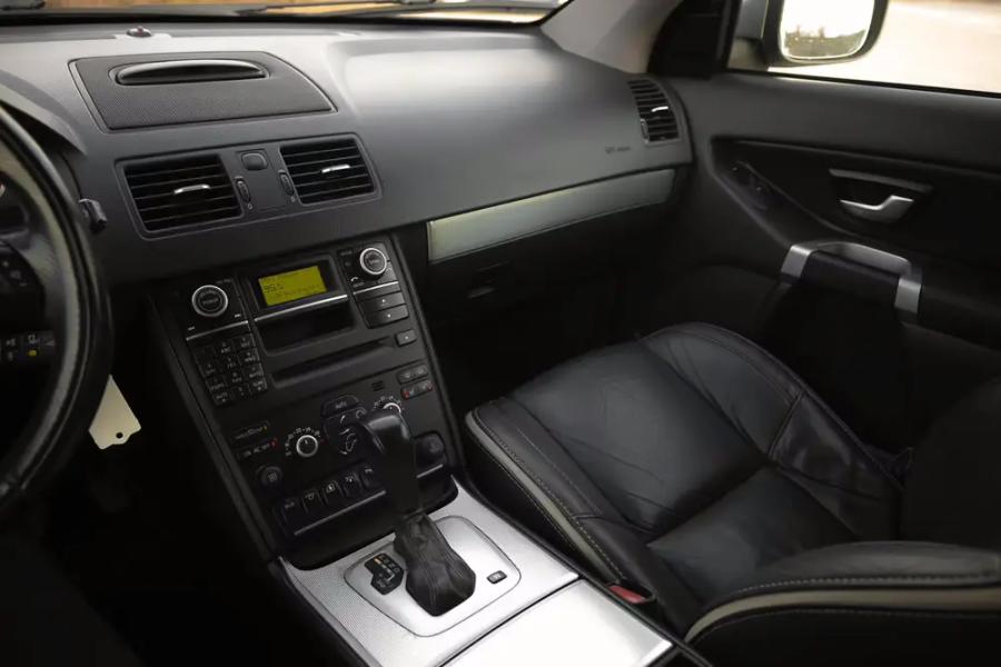 Black Volvo XC90 2011 in Jelgava, with an engine capacity of 2.40 L and mileage of 316 thousand km for 10400 €, photo 14 on AUTOMOTO.COM.LV
