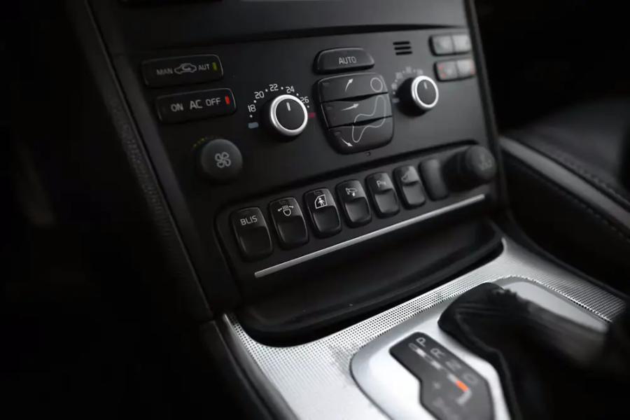 Black Volvo XC90 2011 in Jelgava, with an engine capacity of 2.40 L and mileage of 316 thousand km for 10400 €, photo 17 on AUTOMOTO.COM.LV