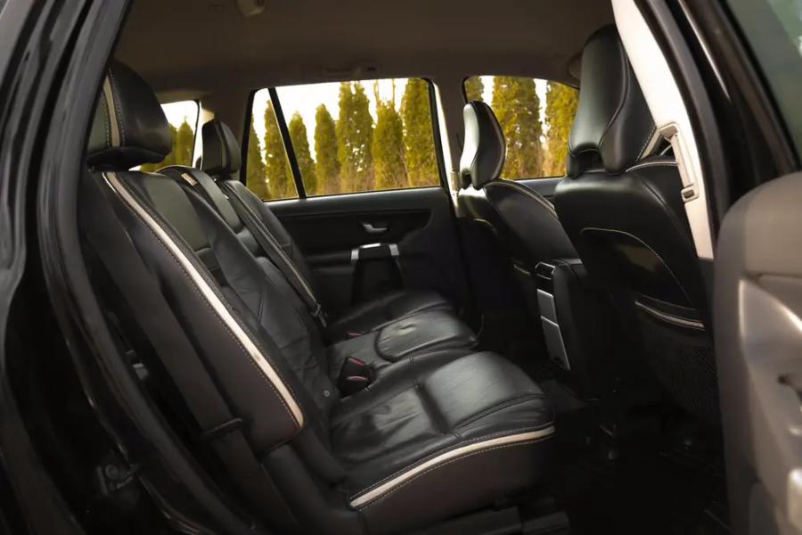 Black Volvo XC90 2011 in Jelgava, with an engine capacity of 2.40 L and mileage of 316 thousand km for 10400 €, photo 19 on AUTOMOTO.COM.LV