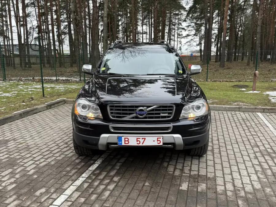Black Volvo XC90 2011 in Riga, with an engine capacity of 2.40 L and mileage of 231 thousand km for 8990 €, photo 4 on AUTOMOTO.COM.LV