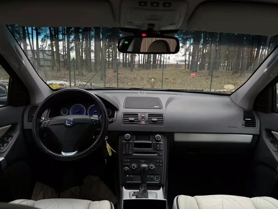 Black Volvo XC90 2011 in Riga, with an engine capacity of 2.40 L and mileage of 231 thousand km for 8990 €, photo 9 on AUTOMOTO.COM.LV
