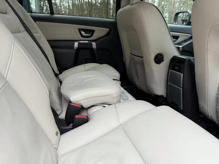 Black Volvo XC90 2011 in Riga, with an engine capacity of 2.40 L and mileage of 231 thousand km for 8990 €, photo 11 on AUTOMOTO.COM.LV