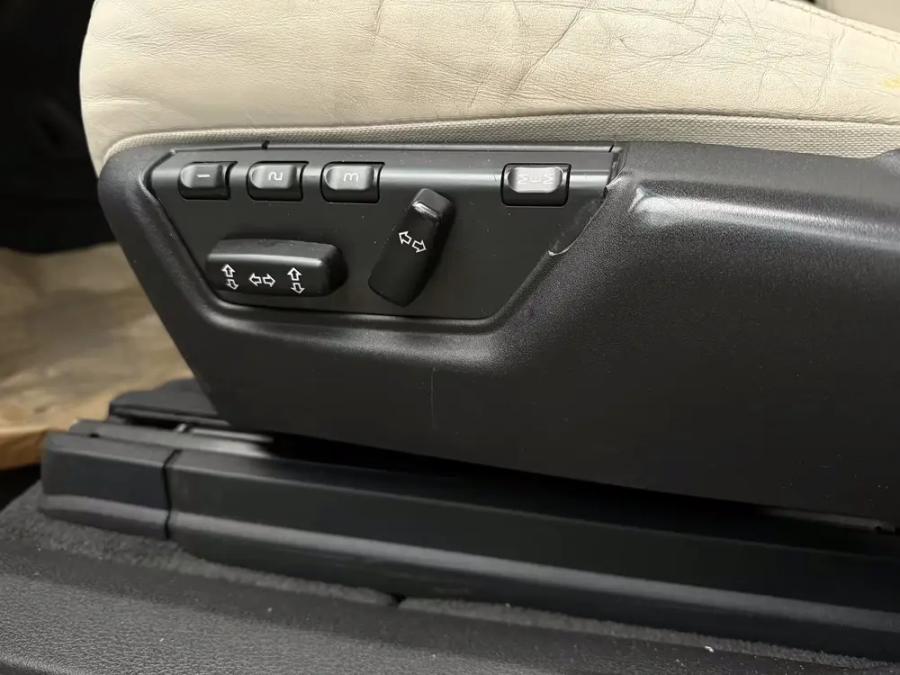 Black Volvo XC90 2011 in Riga, with an engine capacity of 2.40 L and mileage of 231 thousand km for 8990 €, photo 12 on AUTOMOTO.COM.LV