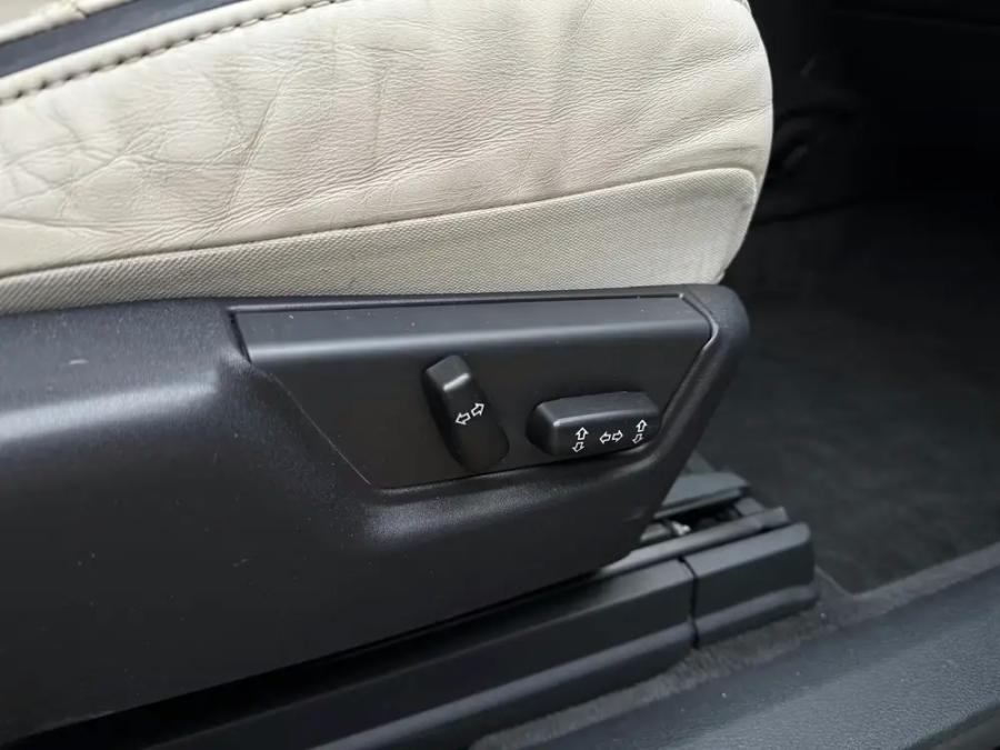 Black Volvo XC90 2011 in Riga, with an engine capacity of 2.40 L and mileage of 231 thousand km for 8990 €, photo 13 on AUTOMOTO.COM.LV