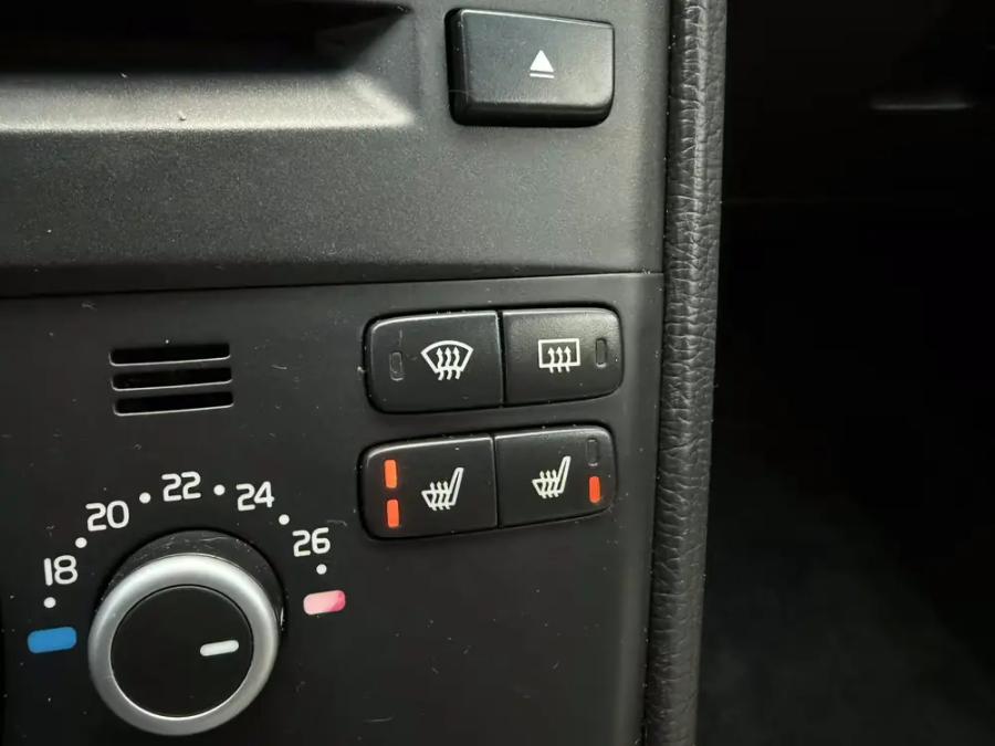Black Volvo XC90 2011 in Riga, with an engine capacity of 2.40 L and mileage of 231 thousand km for 8990 €, photo 14 on AUTOMOTO.COM.LV