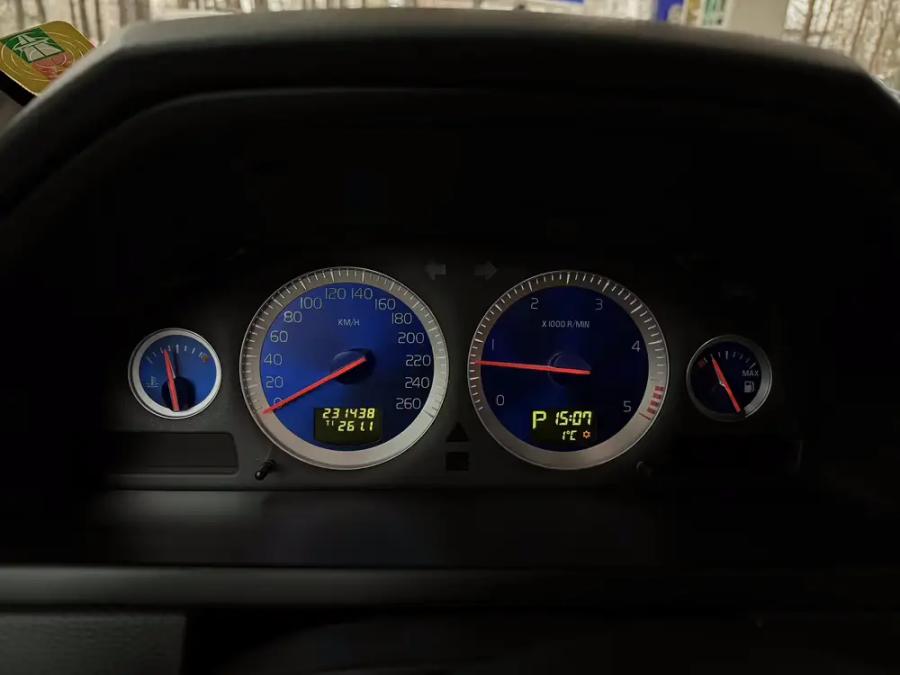 Black Volvo XC90 2011 in Riga, with an engine capacity of 2.40 L and mileage of 231 thousand km for 8990 €, photo 17 on AUTOMOTO.COM.LV