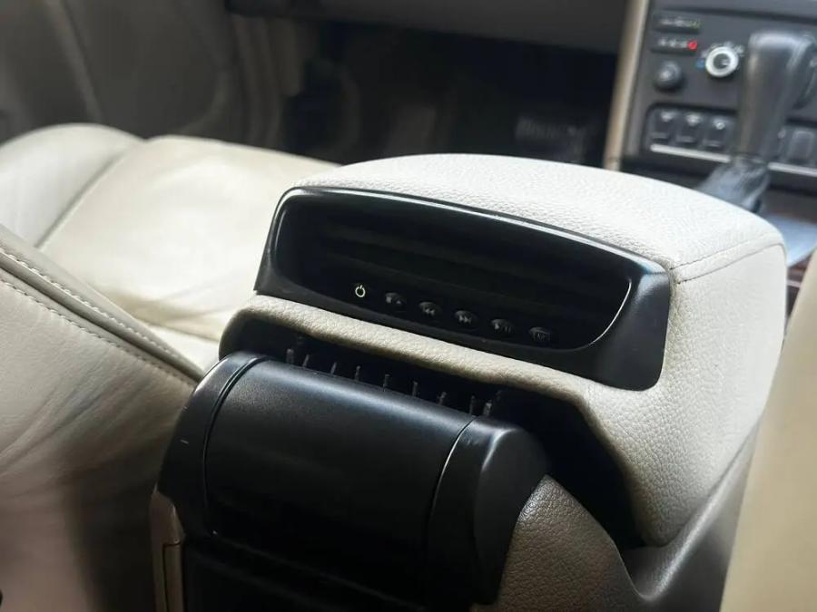 Melns Volvo XC90 2011 Jelgava, ar dzinēja tilpumu 2.40 L un nobraukumu 253 tūkst. km par 11600 €, foto 17 vietnē AUTOMOTO.COM.LV