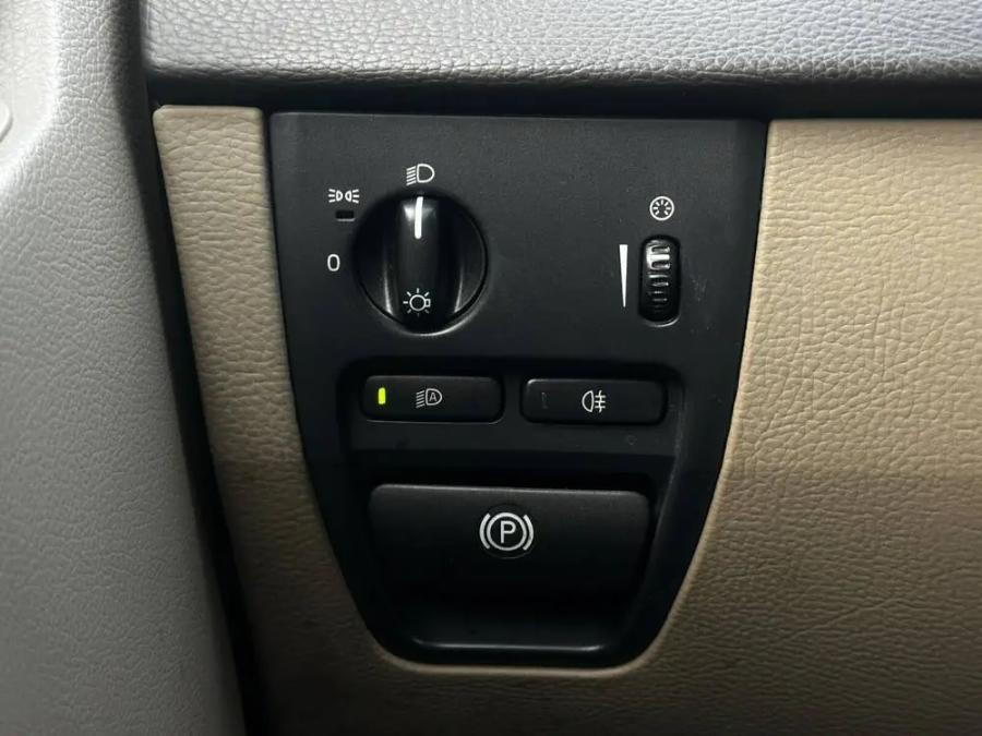 Melns Volvo XC90 2011 Jelgava, ar dzinēja tilpumu 2.40 L un nobraukumu 253 tūkst. km par 11600 €, foto 23 vietnē AUTOMOTO.COM.LV
