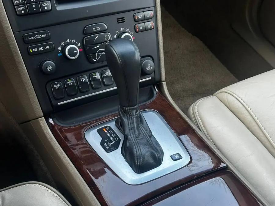 Melns Volvo XC90 2011 Jelgava, ar dzinēja tilpumu 2.40 L un nobraukumu 253 tūkst. km par 11600 €, foto 28 vietnē AUTOMOTO.COM.LV