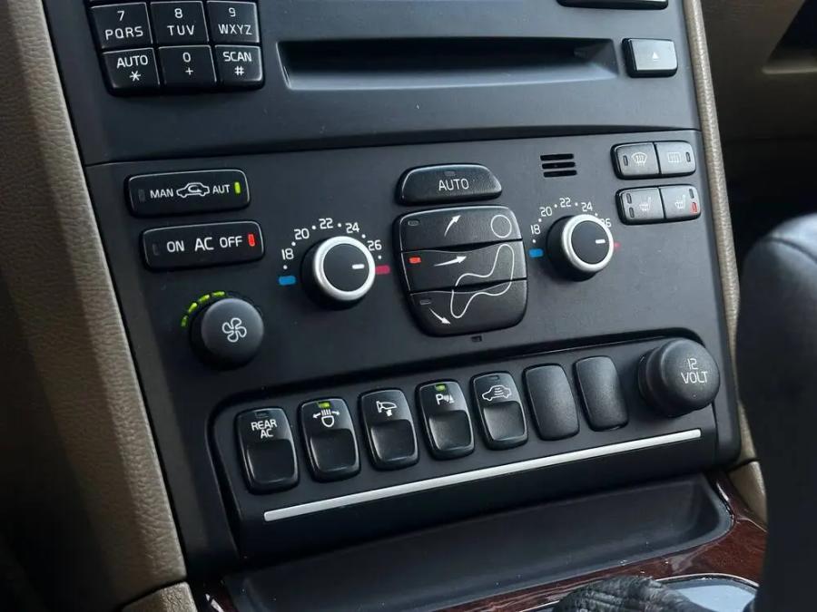 Melns Volvo XC90 2011 Jelgava, ar dzinēja tilpumu 2.40 L un nobraukumu 253 tūkst. km par 11600 €, foto 30 vietnē AUTOMOTO.COM.LV