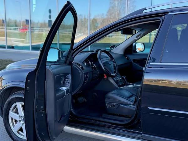 Black Volvo XC90 2011 in Rezekne, with an engine capacity of 2.40 L and mileage of 250 thousand km for 8990 €, photo 9 on AUTOMOTO.COM.LV