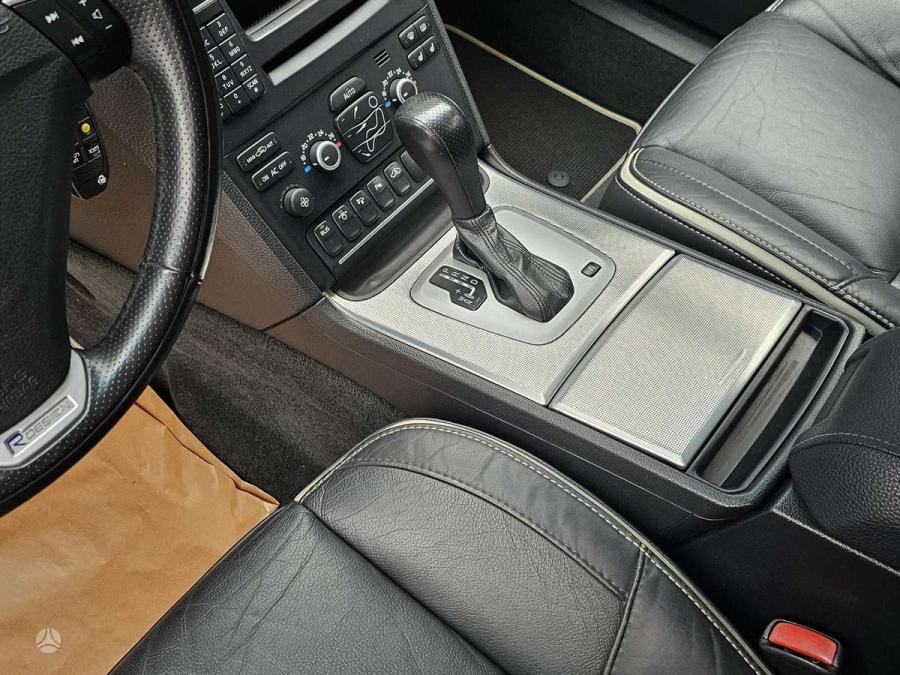 Melns Volvo XC90 2011 Utena, ar dzinēja tilpumu 2.40 L un nobraukumu 275 tūkst. km par 9750 €, foto 28 vietnē AUTOMOTO.COM.LV