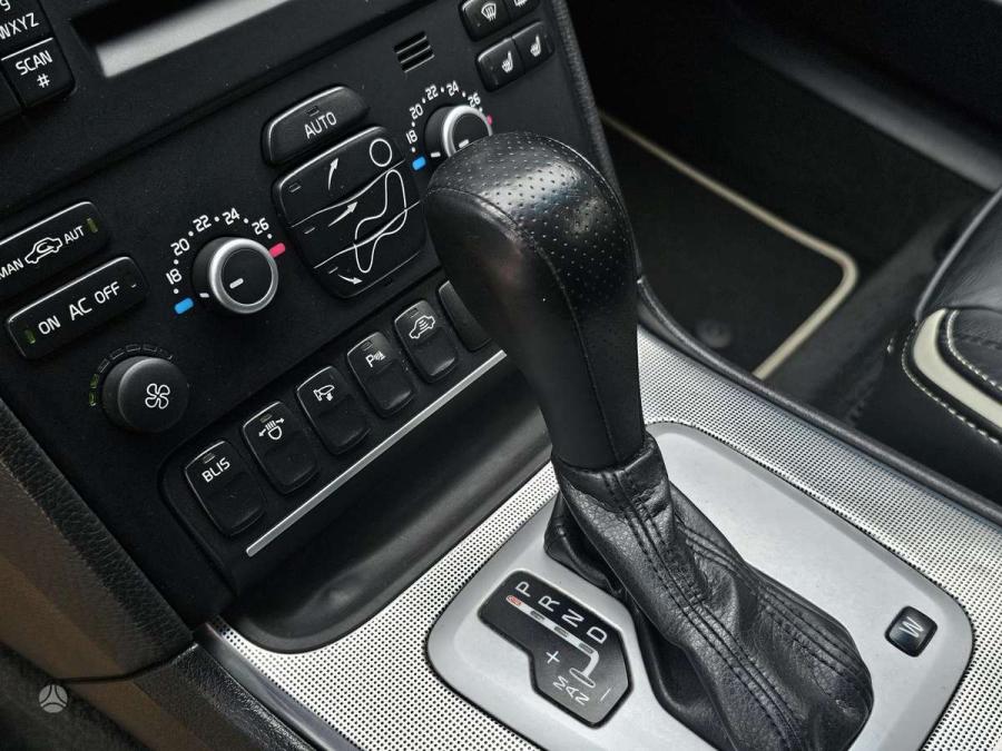 Melns Volvo XC90 2011 Utena, ar dzinēja tilpumu 2.40 L un nobraukumu 275 tūkst. km par 9750 €, foto 29 vietnē AUTOMOTO.COM.LV