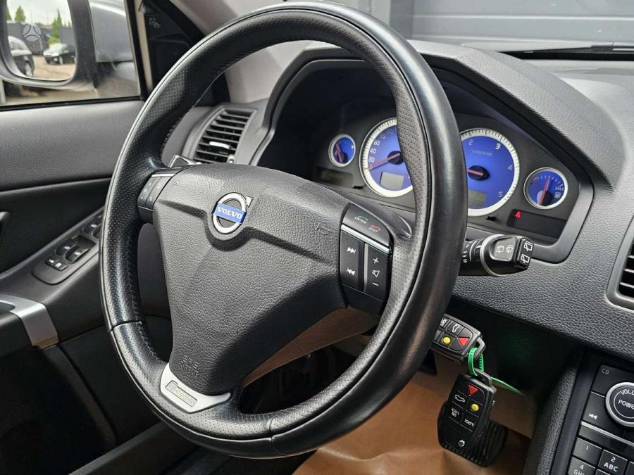 Melns Volvo XC90 2011 Utena, ar dzinēja tilpumu 2.40 L un nobraukumu 275 tūkst. km par 9750 €, foto 32 vietnē AUTOMOTO.COM.LV