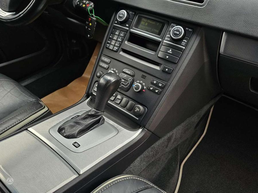 Melns Volvo XC90 2011 Utena, ar dzinēja tilpumu 2.40 L un nobraukumu 275 tūkst. km par 9750 €, foto 33 vietnē AUTOMOTO.COM.LV