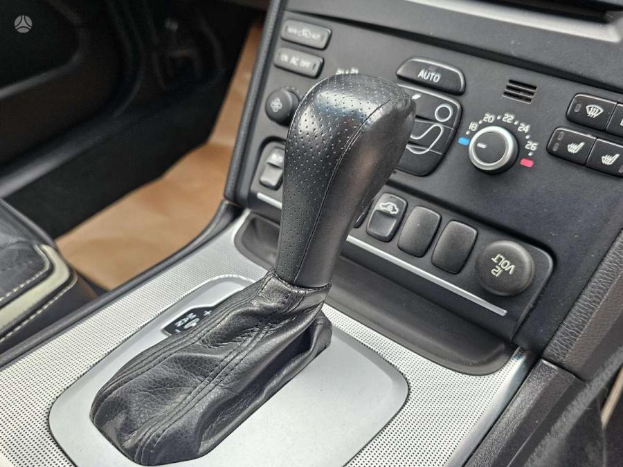 Melns Volvo XC90 2011 Utena, ar dzinēja tilpumu 2.40 L un nobraukumu 275 tūkst. km par 9750 €, foto 34 vietnē AUTOMOTO.COM.LV