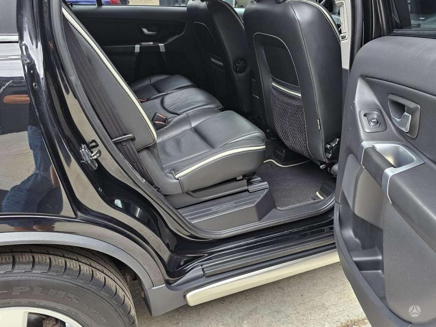 Melns Volvo XC90 2011 Utena, ar dzinēja tilpumu 2.40 L un nobraukumu 275 tūkst. km par 9750 €, foto 42 vietnē AUTOMOTO.COM.LV