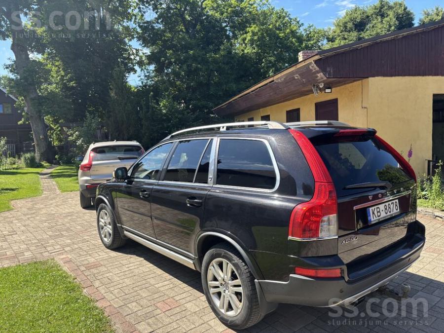 Black Volvo XC90 2011 in Riga, with an engine capacity of 2.40 L and mileage of 307 thousand km for 7800 €, photo 5 on AUTOMOTO.COM.LV