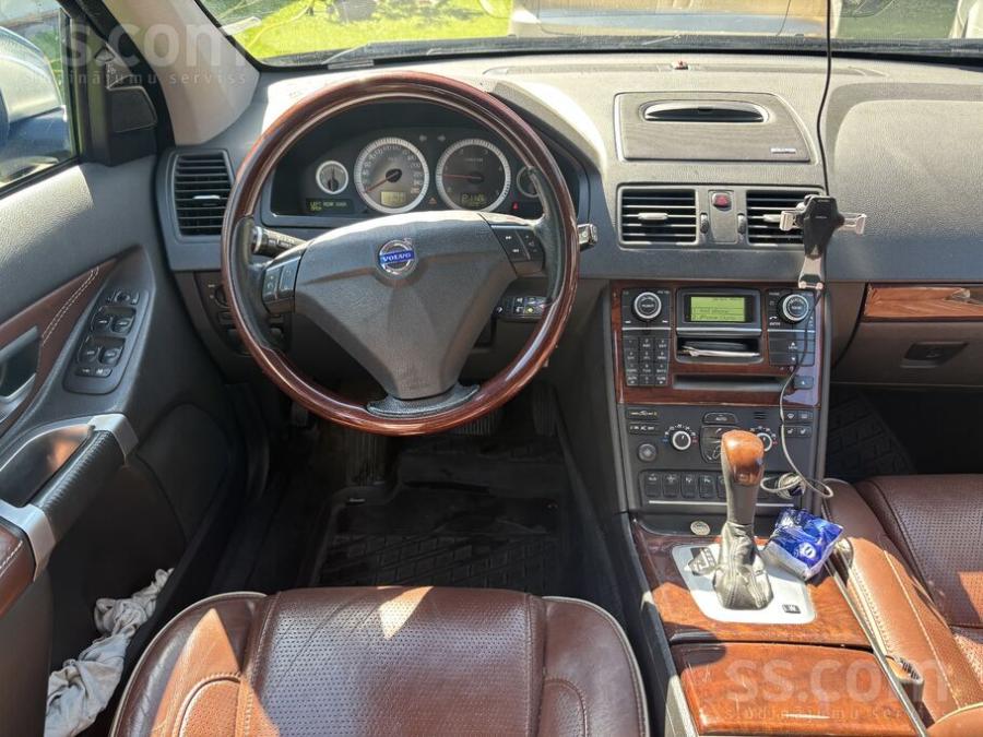 Black Volvo XC90 2011 in Riga, with an engine capacity of 2.40 L and mileage of 307 thousand km for 7800 €, photo 6 on AUTOMOTO.COM.LV