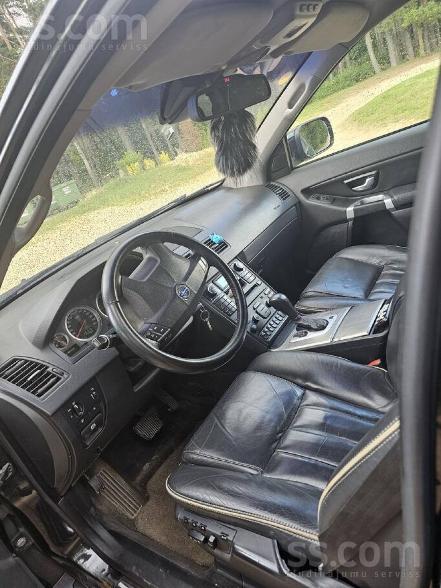 Black Volvo XC90 2011 in Riga, with an engine capacity of 2.40 L and mileage of 262 thousand km for 9600 €, photo 4 on AUTOMOTO.COM.LV