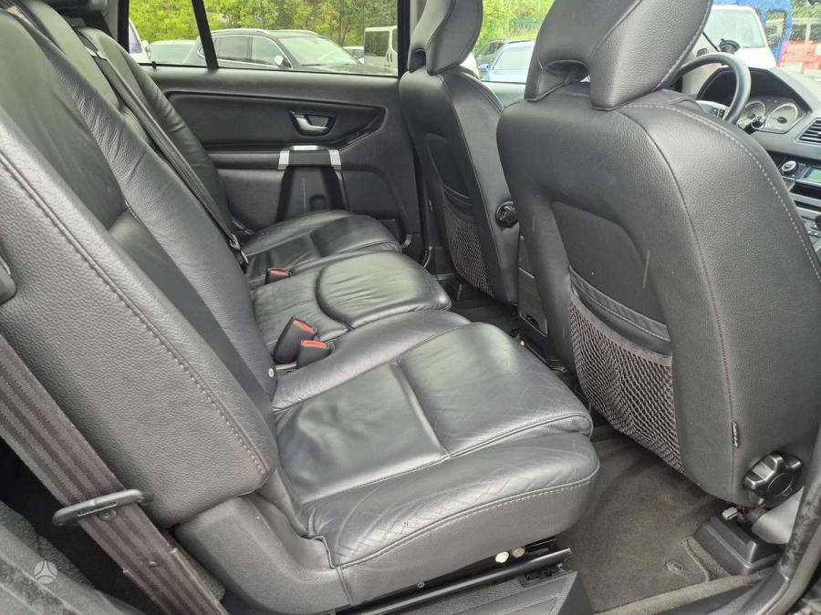 Black Volvo XC90 2011 in Utena, with an engine capacity of 2.40 L and mileage of 286 thousand km for 9550 €, photo 26 on AUTOMOTO.COM.LV