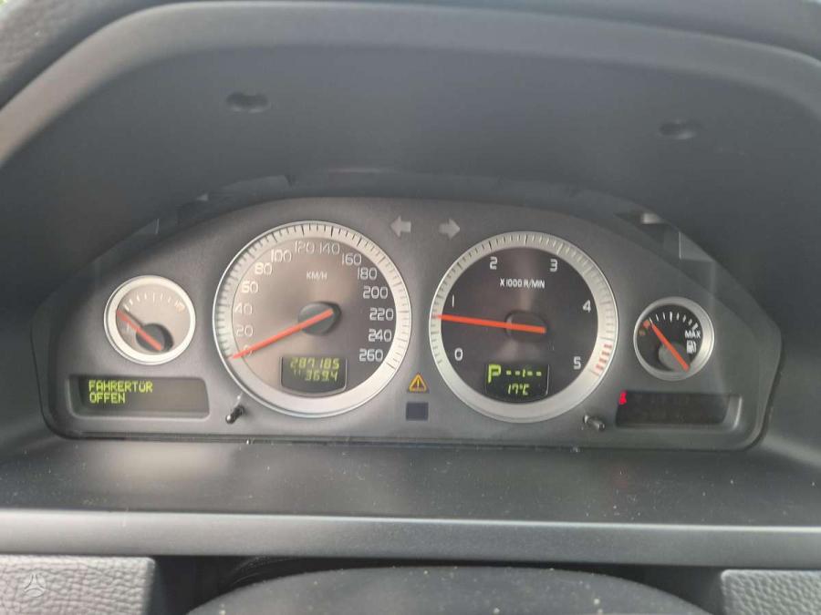 Black Volvo XC90 2011 in Utena, with an engine capacity of 2.40 L and mileage of 286 thousand km for 9550 €, photo 27 on AUTOMOTO.COM.LV