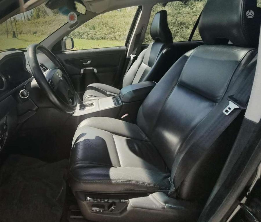 Black Volvo XC90 2011 in Vilnius, with an engine capacity of 2.40 L and mileage of 316 thousand km for 11400 €, photo 20 on AUTOMOTO.COM.LV