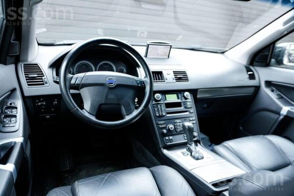 Black Volvo XC90 2011 in Riga, with an engine capacity of 2.40 L and mileage of 335 thousand km for 8390 €, photo 9 on AUTOMOTO.COM.LV