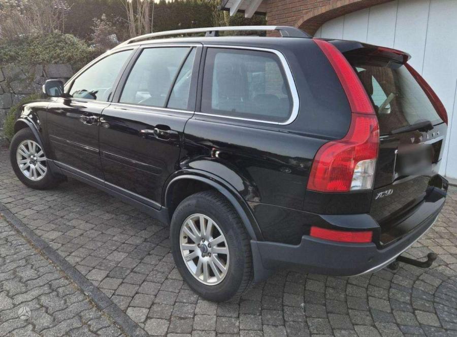 Black Volvo XC90 2011 in Marijampole, with an engine capacity of 2.40 L and mileage of 235 thousand km for 9499 €, photo 4 on AUTOMOTO.COM.LV