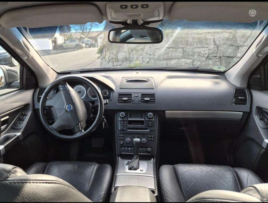 Black Volvo XC90 2011 in Marijampole, with an engine capacity of 2.40 L and mileage of 235 thousand km for 9499 €, photo 10 on AUTOMOTO.COM.LV