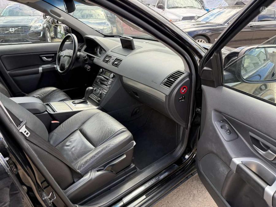 Black Volvo XC90 2011 in Marijampole, with an engine capacity of 2.40 L and mileage of 235 thousand km for 9499 €, photo 13 on AUTOMOTO.COM.LV