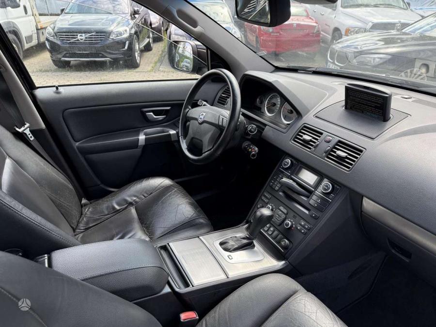Black Volvo XC90 2011 in Marijampole, with an engine capacity of 2.40 L and mileage of 235 thousand km for 9499 €, photo 14 on AUTOMOTO.COM.LV