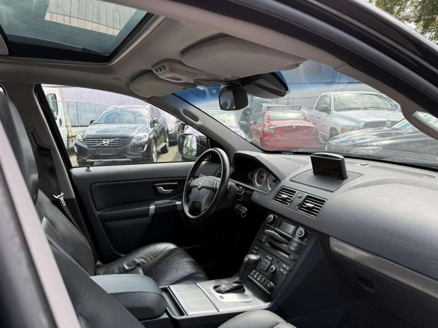 Black Volvo XC90 2011 in Marijampole, with an engine capacity of 2.40 L and mileage of 235 thousand km for 9499 €, photo 15 on AUTOMOTO.COM.LV