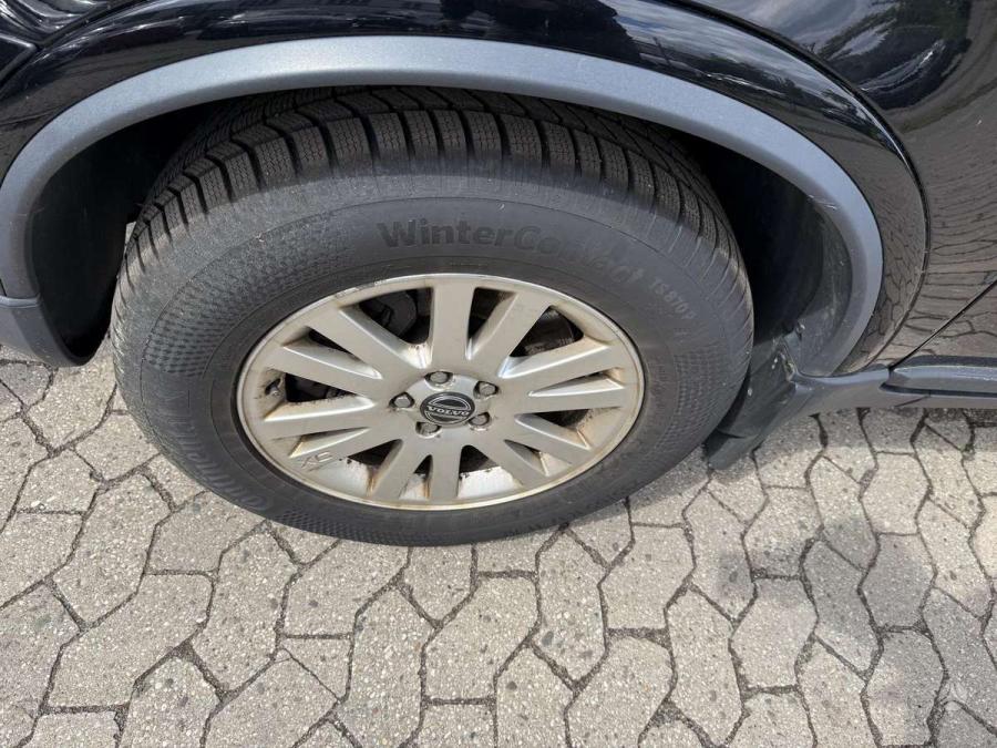 Black Volvo XC90 2011 in Marijampole, with an engine capacity of 2.40 L and mileage of 235 thousand km for 9499 €, photo 18 on AUTOMOTO.COM.LV