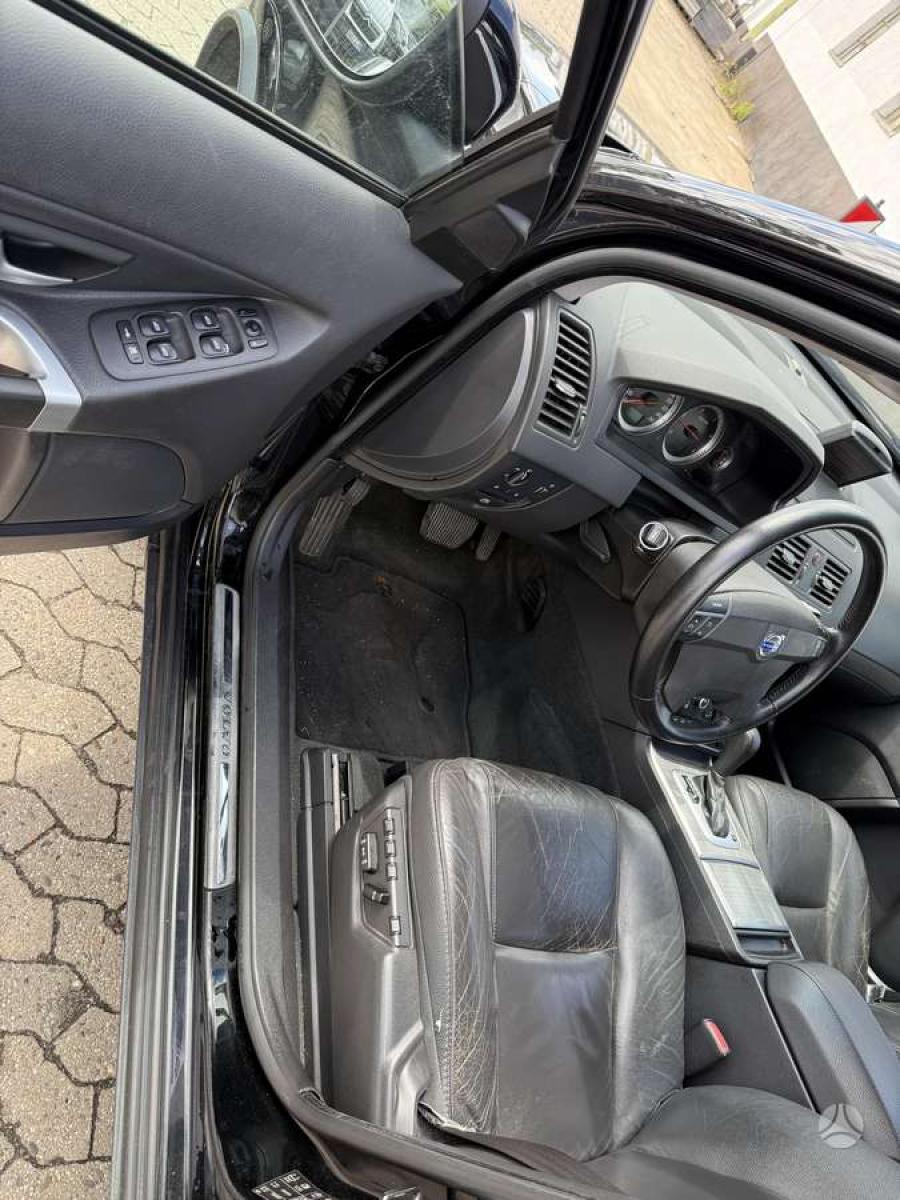 Black Volvo XC90 2011 in Marijampole, with an engine capacity of 2.40 L and mileage of 235 thousand km for 9499 €, photo 19 on AUTOMOTO.COM.LV