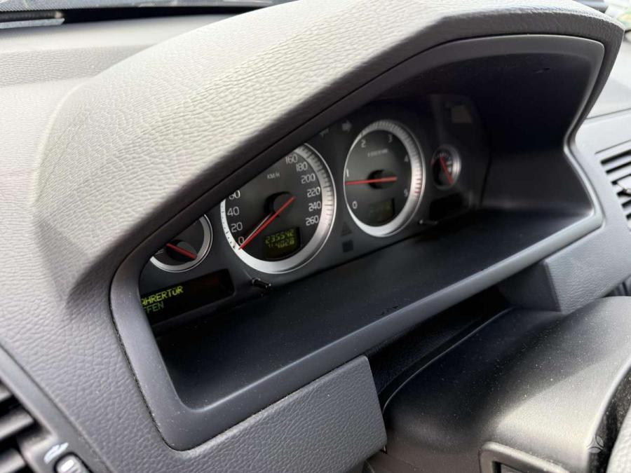 Black Volvo XC90 2011 in Marijampole, with an engine capacity of 2.40 L and mileage of 235 thousand km for 9499 €, photo 20 on AUTOMOTO.COM.LV