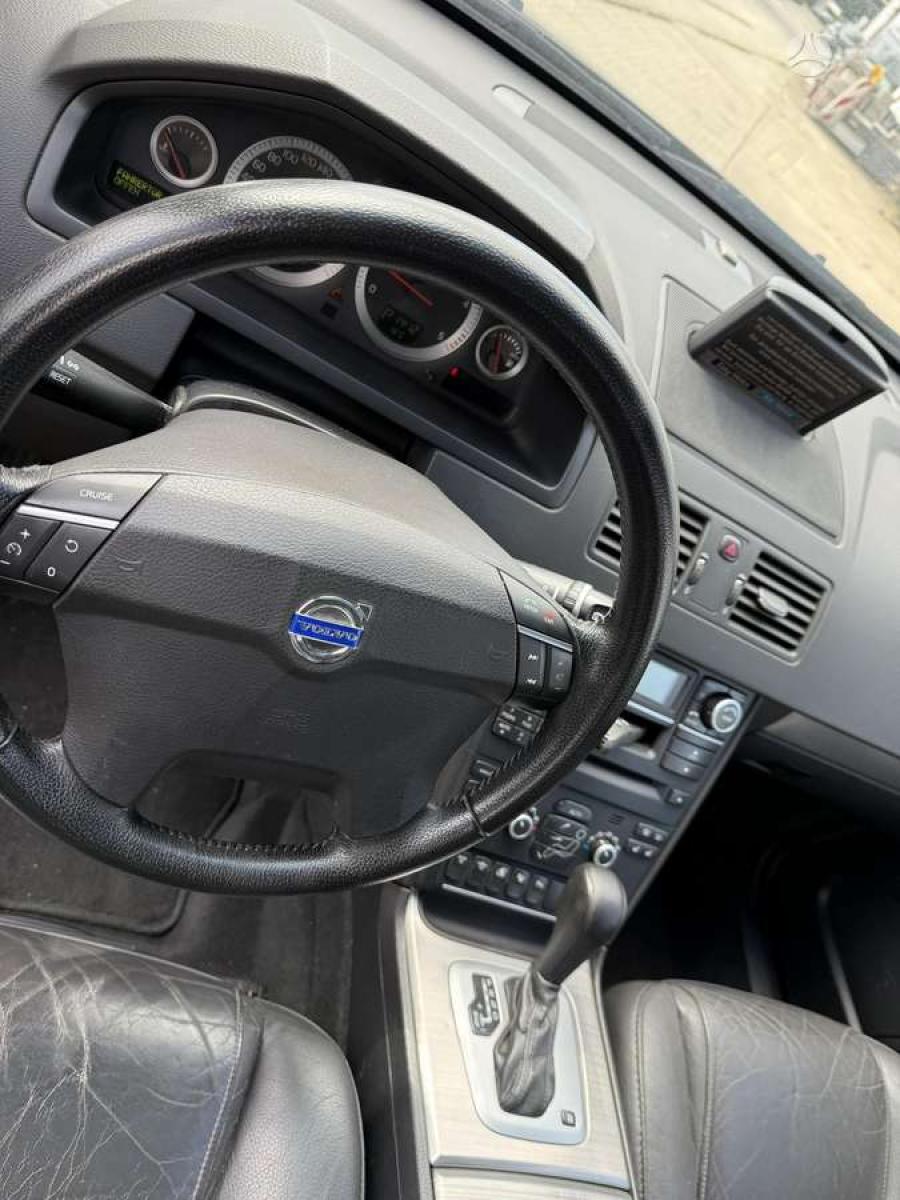 Black Volvo XC90 2011 in Marijampole, with an engine capacity of 2.40 L and mileage of 235 thousand km for 9499 €, photo 22 on AUTOMOTO.COM.LV