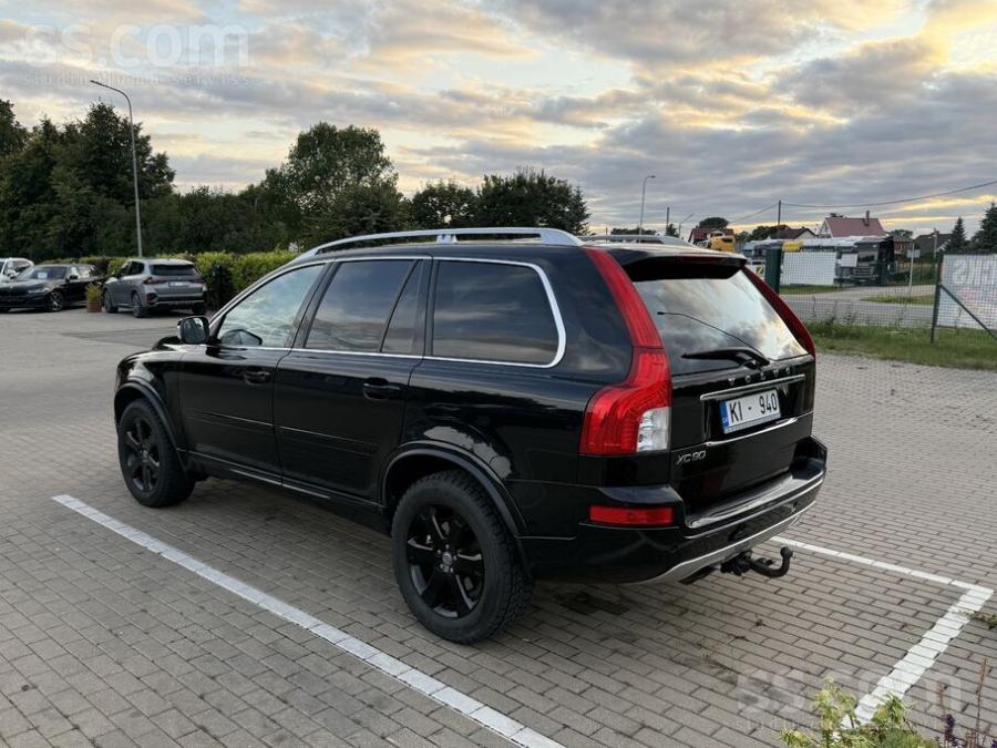 Black Volvo XC90 2011 in Riga, with an engine capacity of 2.40 L and mileage of 290 thousand km for 10600 €, photo 6 on AUTOMOTO.COM.LV