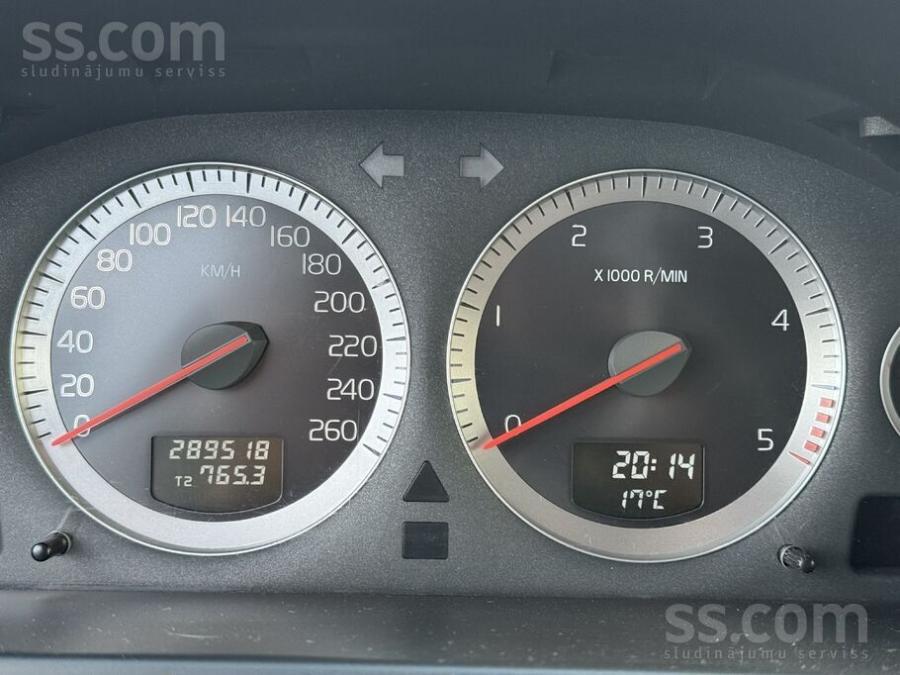 Black Volvo XC90 2011 in Riga, with an engine capacity of 2.40 L and mileage of 290 thousand km for 10600 €, photo 8 on AUTOMOTO.COM.LV