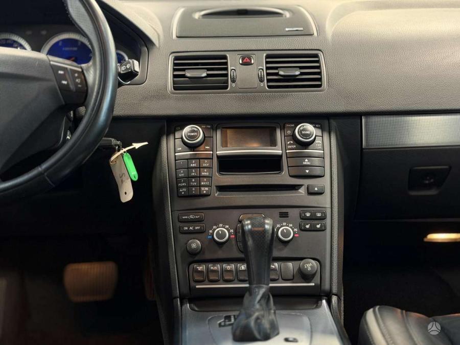 Melns Volvo XC90 2011 Klaipėda, ar dzinēja tilpumu 2.40 L un nobraukumu 273 tūkst. km par 11900 €, foto 23 vietnē AUTOMOTO.COM.LV