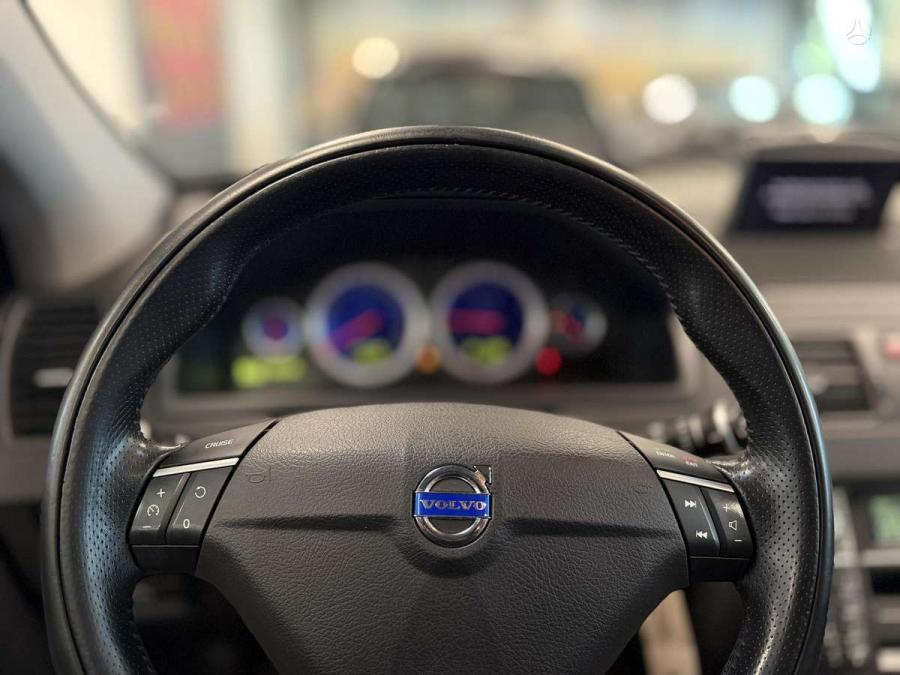 Melns Volvo XC90 2011 Klaipėda, ar dzinēja tilpumu 2.40 L un nobraukumu 273 tūkst. km par 11900 €, foto 34 vietnē AUTOMOTO.COM.LV
