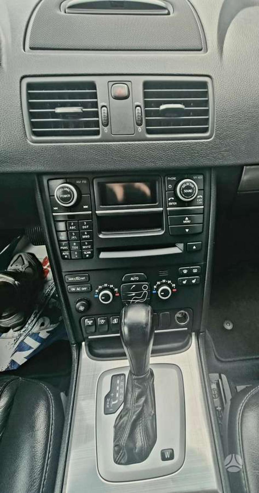 Black Volvo XC90 2011 in Vilnius, with an engine capacity of 2.40 L and mileage of 312 thousand km for 10950 €, photo 15 on AUTOMOTO.COM.LV