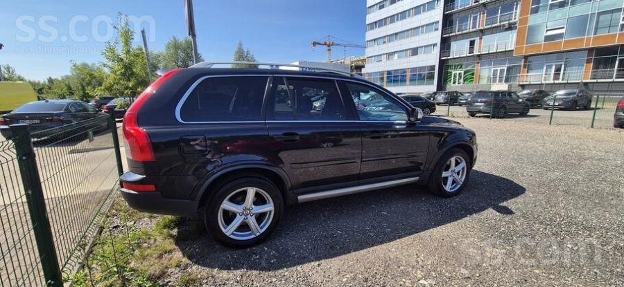 Black Volvo XC90 2011 in Riga, with an engine capacity of 2.40 L and mileage of 352 thousand km for 10600 €, photo 5 on AUTOMOTO.COM.LV