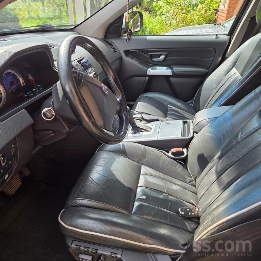 Black Volvo XC90 2011 in Riga, with an engine capacity of 2.40 L and mileage of 352 thousand km for 10600 €, photo 8 on AUTOMOTO.COM.LV
