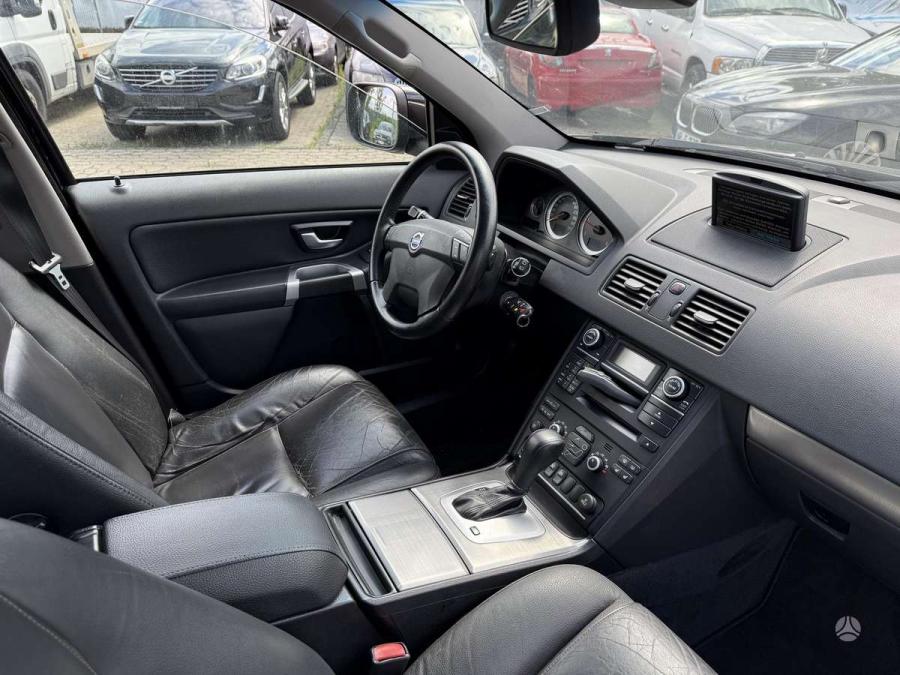 Black Volvo XC90 2011 in Marijampole, with an engine capacity of 2.40 L and mileage of 235 thousand km for 9750 €, photo 6 on AUTOMOTO.COM.LV