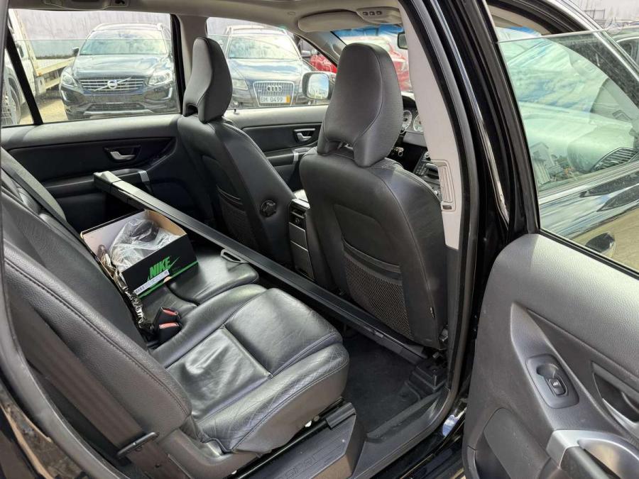 Black Volvo XC90 2011 in Marijampole, with an engine capacity of 2.40 L and mileage of 235 thousand km for 9750 €, photo 8 on AUTOMOTO.COM.LV