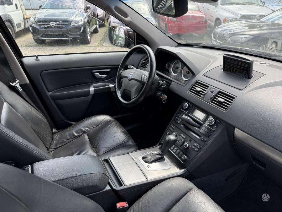 Melns Volvo XC90 2011 Marijampole, ar dzinēja tilpumu 2.40 L un nobraukumu 235 tūkst. km par 9750 €, foto 6 vietnē AUTOMOTO.COM.LV