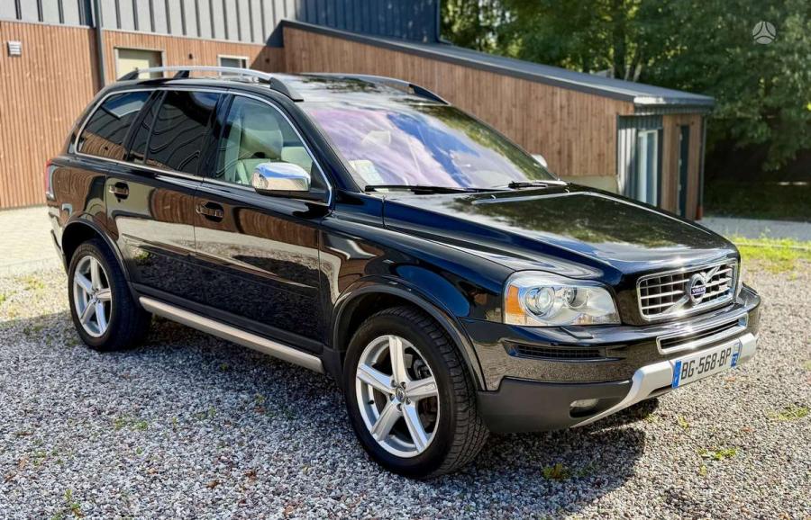 Black Volvo XC90 2011 in Vilnius, with an engine capacity of 2.40 L and mileage of 296 thousand km for 9999 €, photo 9 on AUTOMOTO.COM.LV