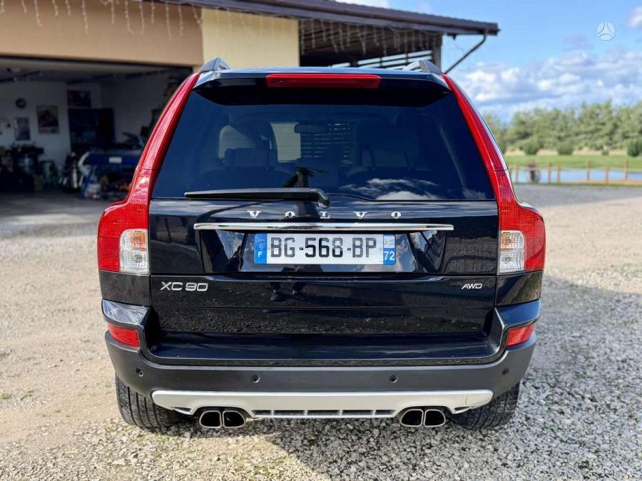 Black Volvo XC90 2011 in Vilnius, with an engine capacity of 2.40 L and mileage of 296 thousand km for 9999 €, photo 16 on AUTOMOTO.COM.LV